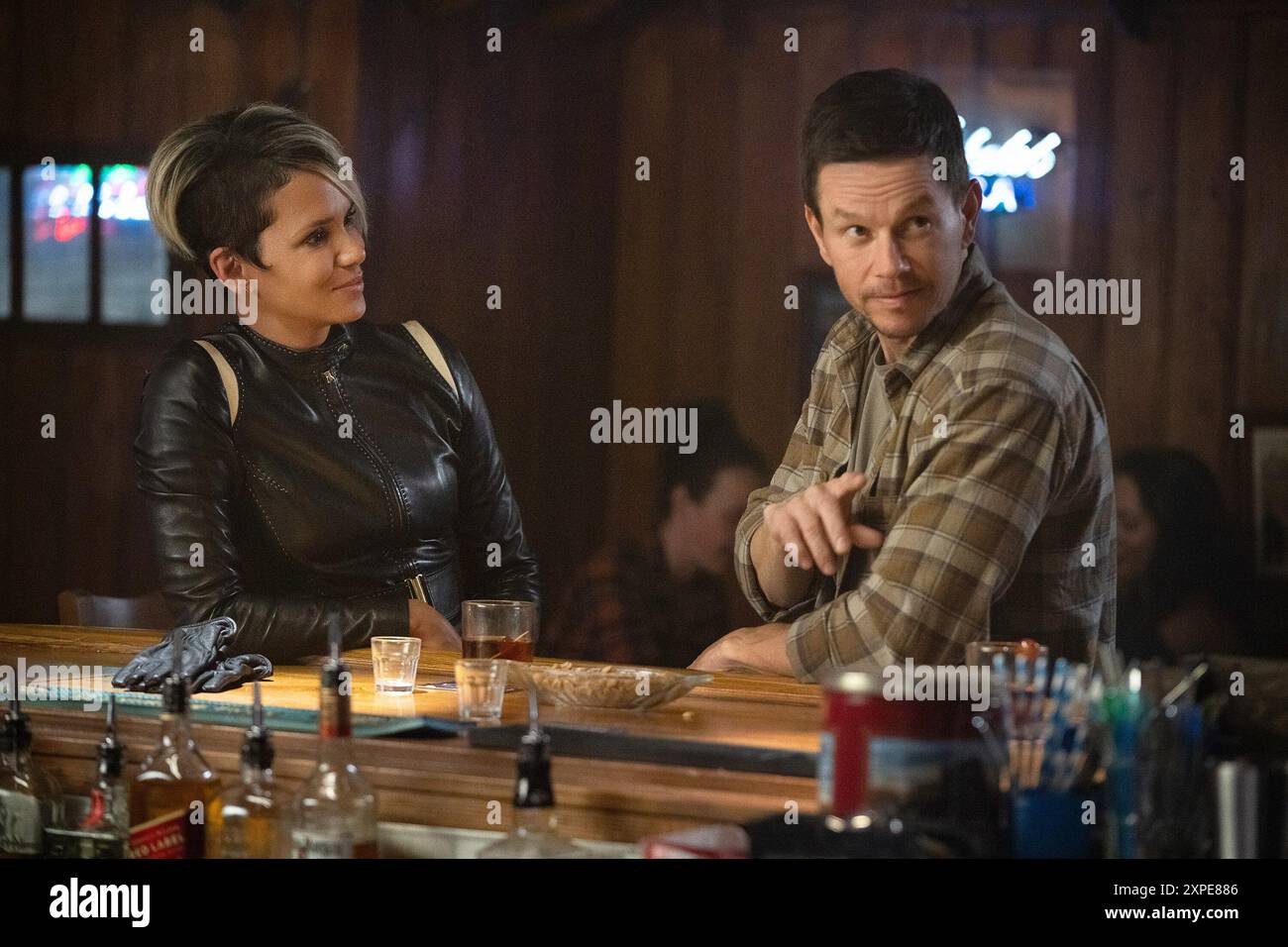 THE UNION, from left: Halle Berry, Mark Wahlberg, 2024. ph: Laura ...