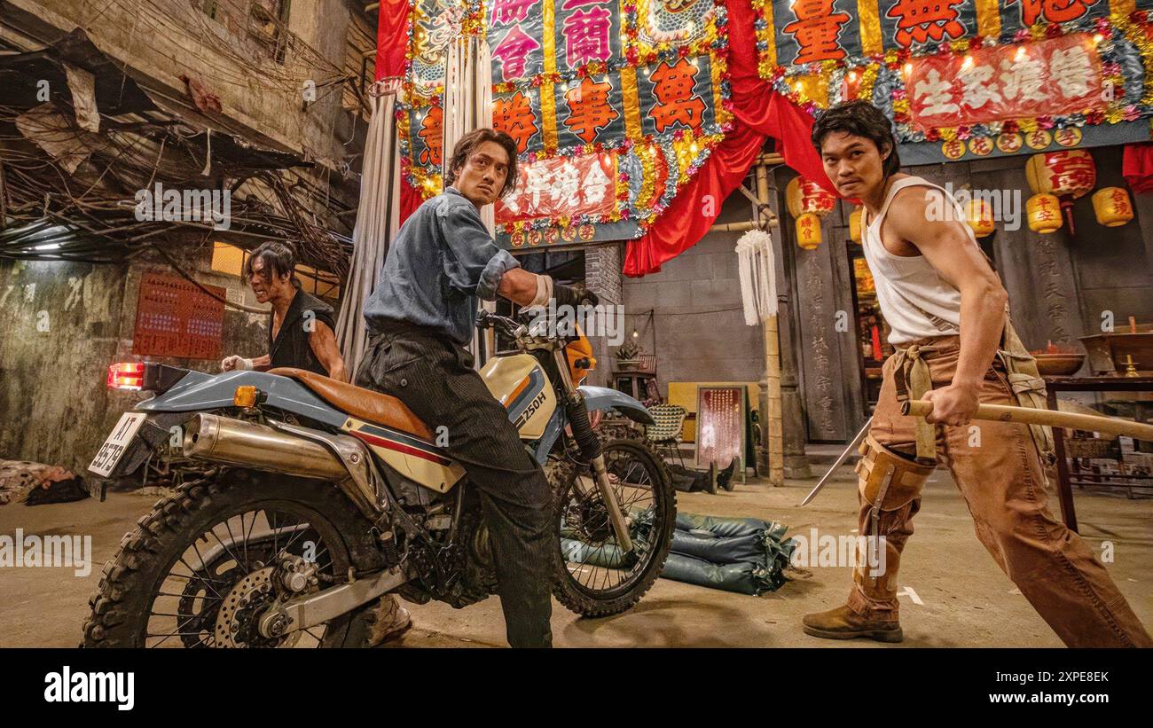 TWILIGHT OF THE WARRIOS: WALLED IN, (aka JIU LONG CHENG ZHAI WEI CHENG), from left: LAU Chun-Him ...