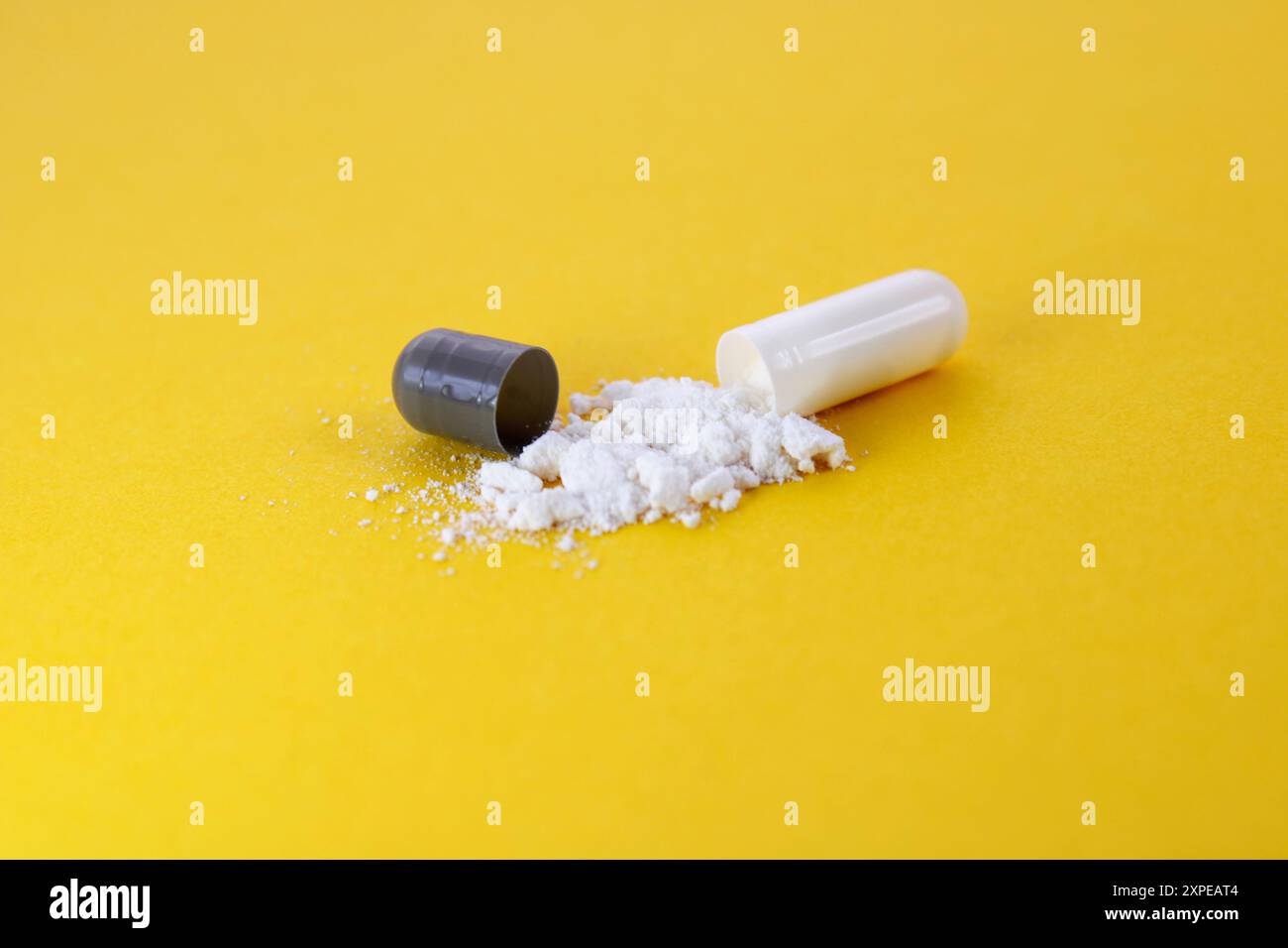 Open medicine capsule showing its contents Stock Photo - Alamy