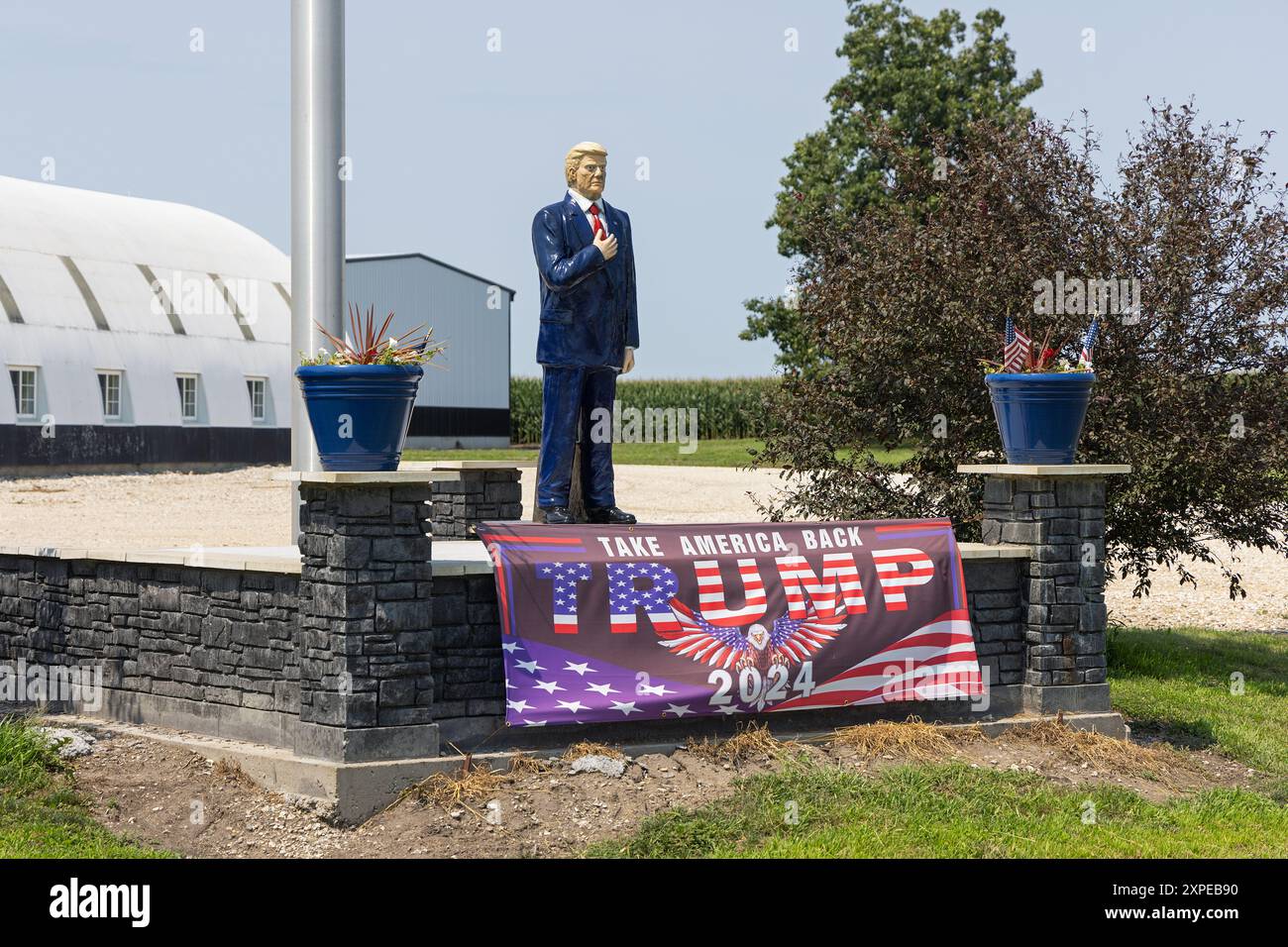 The Southeast Iowa Grain Corporation built a Trump Shrine with a statue ...