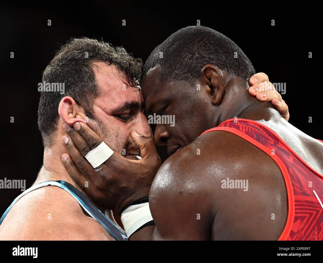 Paris, France. 5th Aug, 2024. Mijian Lopez Nunez (red) of Cuba competes ...