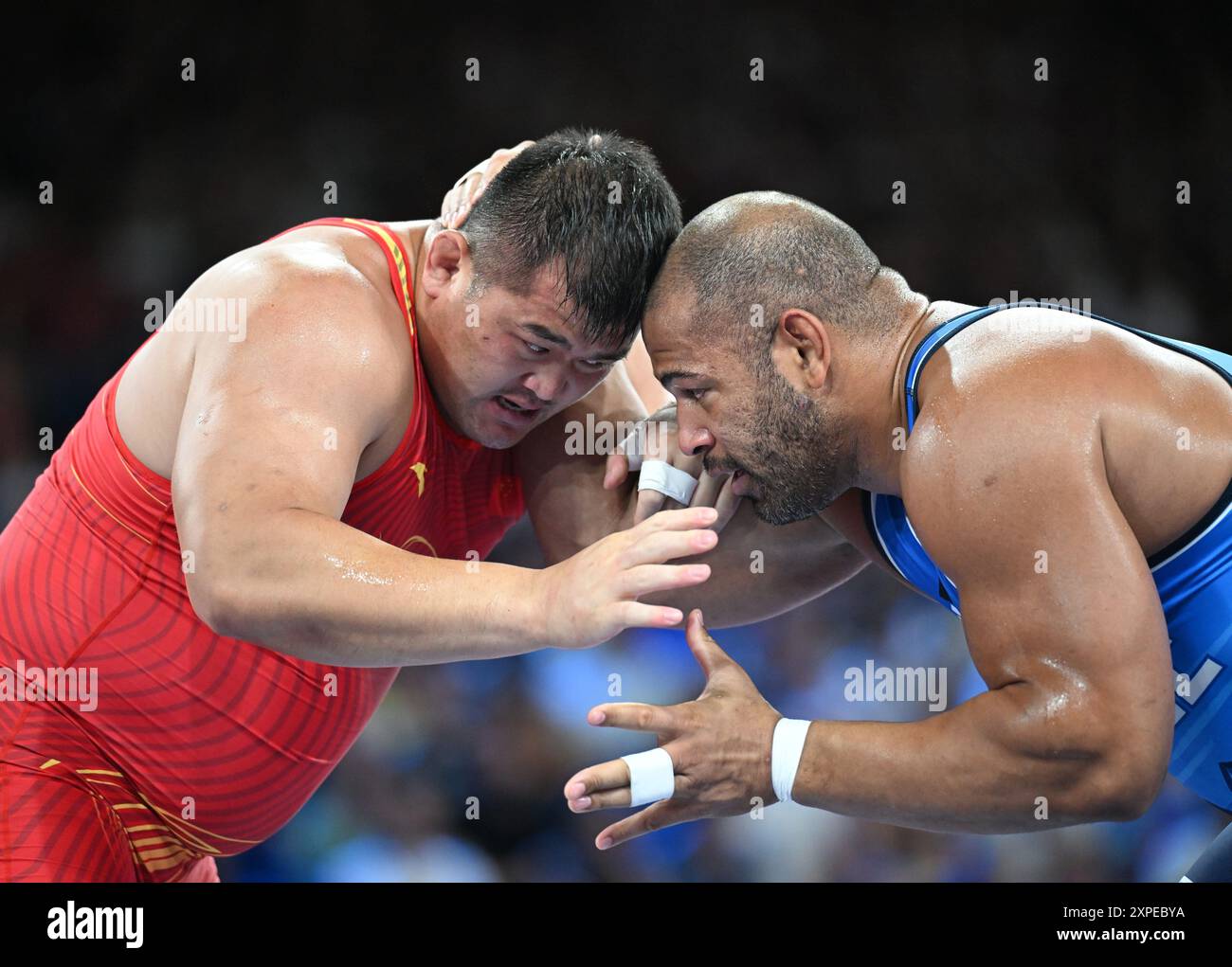 Paris, France. 5th Aug, 2024. Meng Lingzhe (red) of China competes with ...
