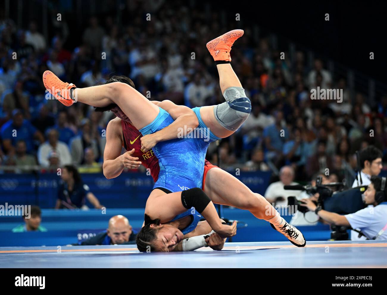 Paris, France. 5th Aug, 2024. Meerim Zhumanazarova (red) of Kyrgyzstan ...