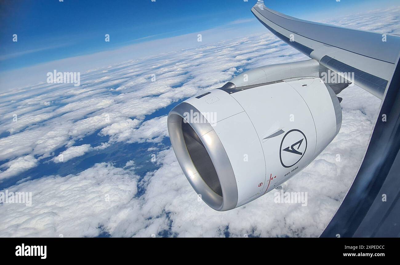Blick aus dem Kabinenfenster auf Triebwerk Flugzeug Airbus A330-900neo ...