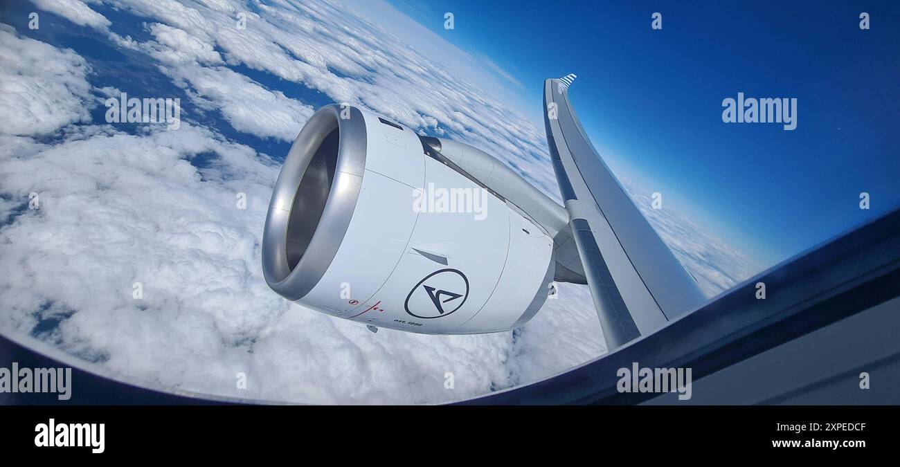Blick aus dem Kabinenfenster auf Triebwerk Flugzeug Airbus A330-900neo ...