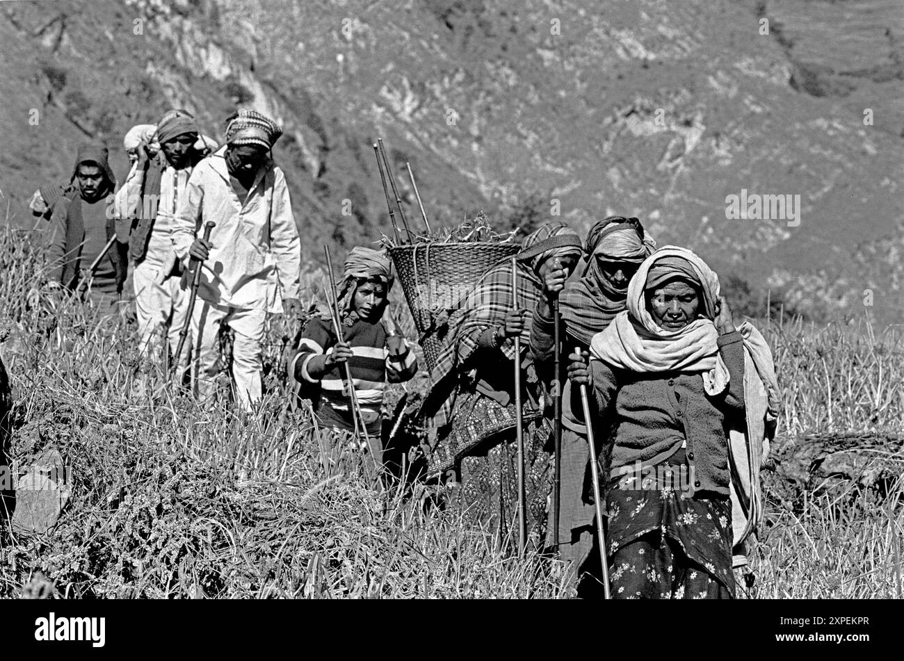 Nepali's trek to their home village of Siklis - Nepal Stock Photo - Alamy