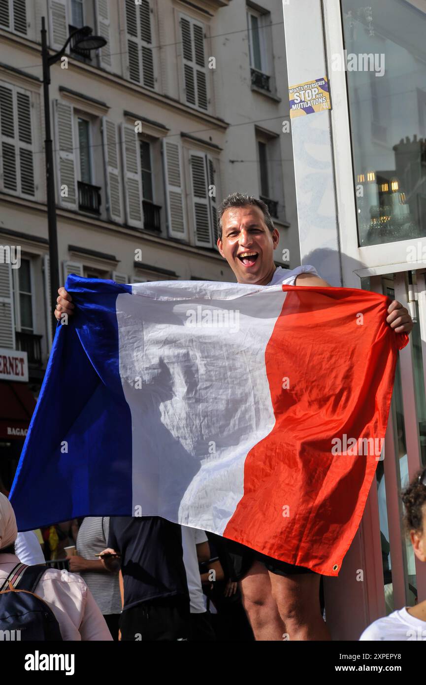 FRANCE. PARIS (75) 18 TH DISTRICT. SPECTATORS ALONG THE ROUTE OF THE ...