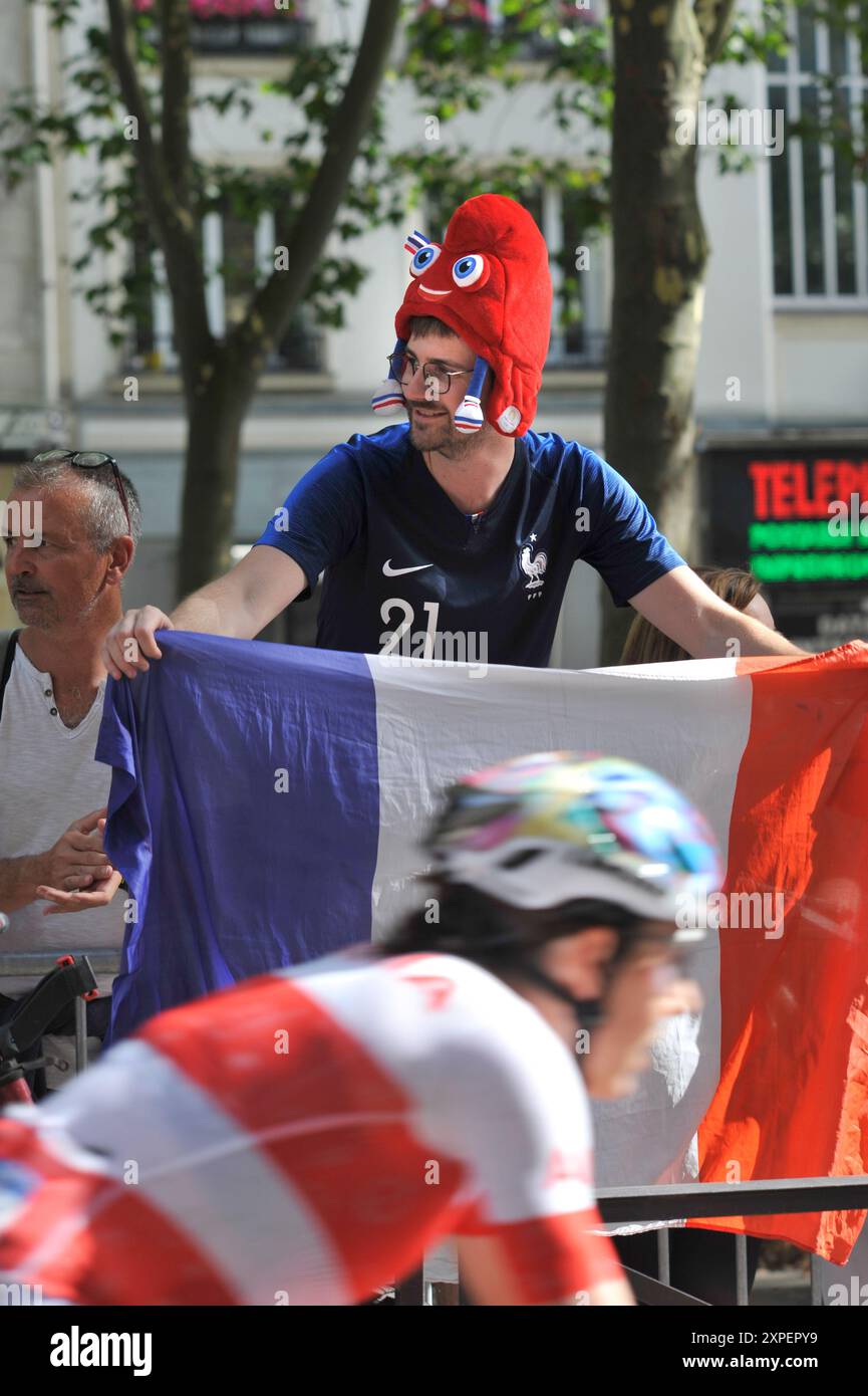 FRANCE. PARIS (75) 18 TH DISTRICT. SPECTATORS ALONG THE ROUTE OF THE ...