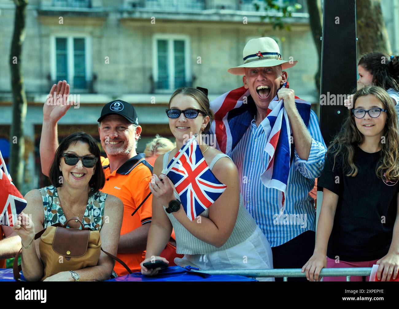 FRANCE. PARIS (75) 18 TH DISTRICT. BRITISH SPECTATORS ALONG THE ROUTE ...
