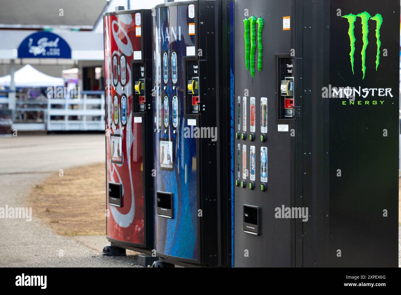 Coca cola dasani vending machines hi-res stock photography and images ...