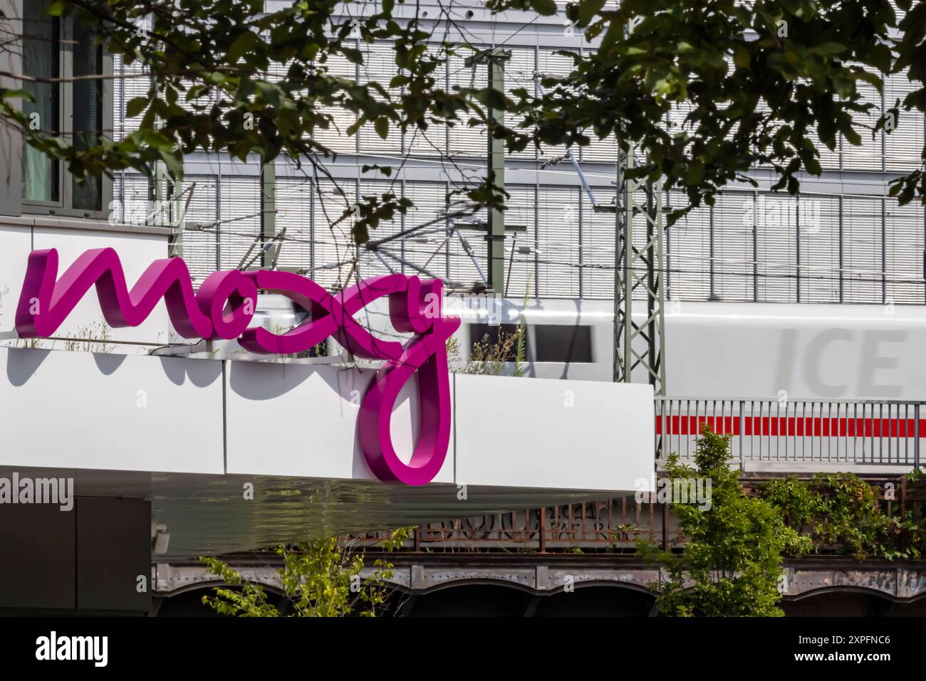 Hotel Moxy, Stuttgart-Feuerbach. Logo und Fassade. // 03.08.2024 ...