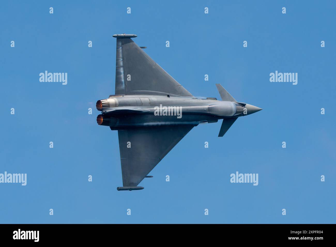 Eurofighter Typhoon fighter jet maneuvering at a display Stock Photo ...