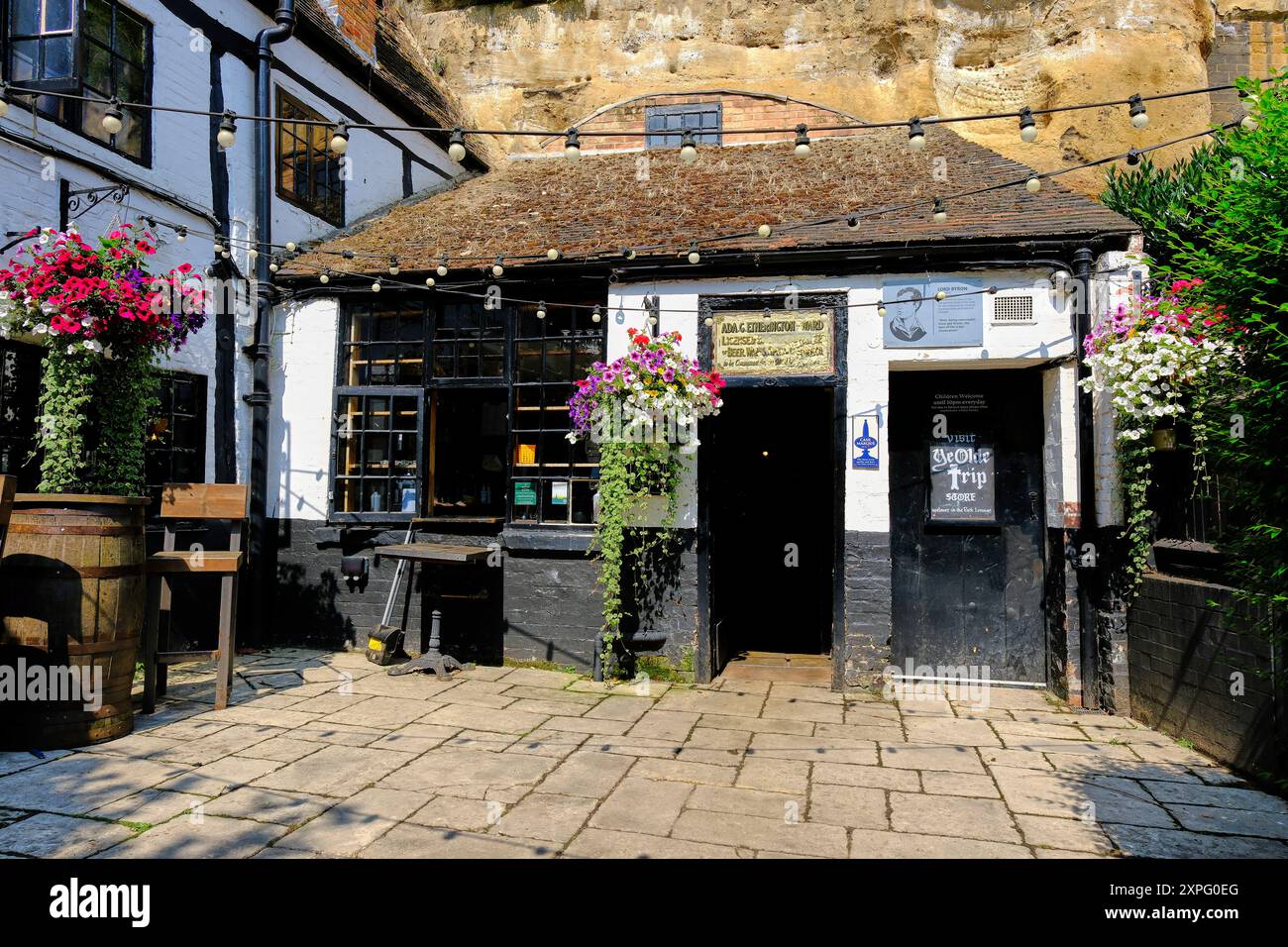 Small popular pub in Nottingham City center Stock Photo - Alamy