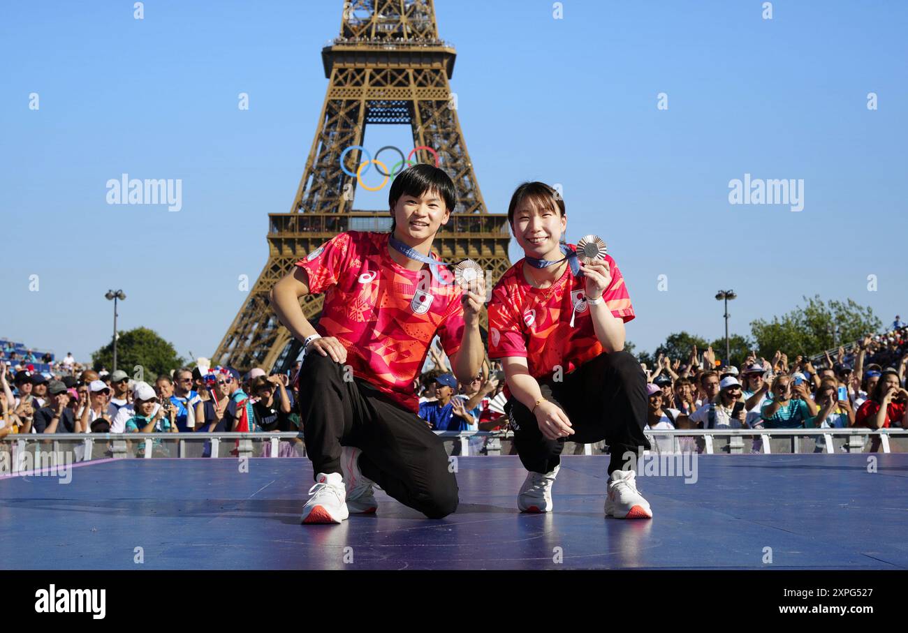 Japanese badminton mixed doubles bronze medalists Arisa Higashino (R ...