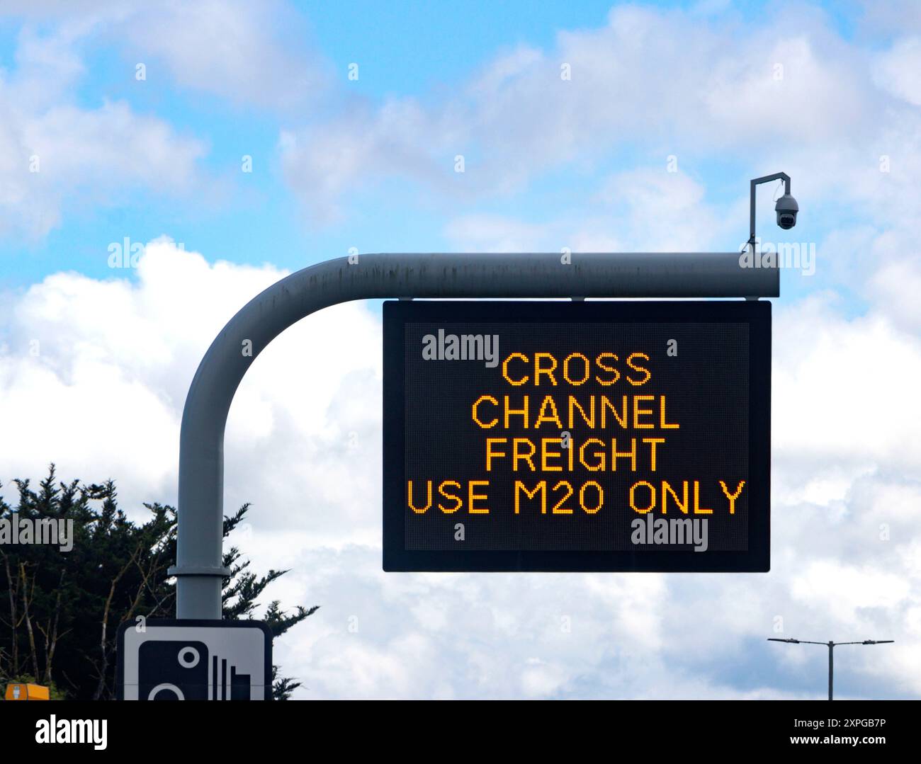 overhead gantry matrix warning sign for cross channel freight use M20 ...