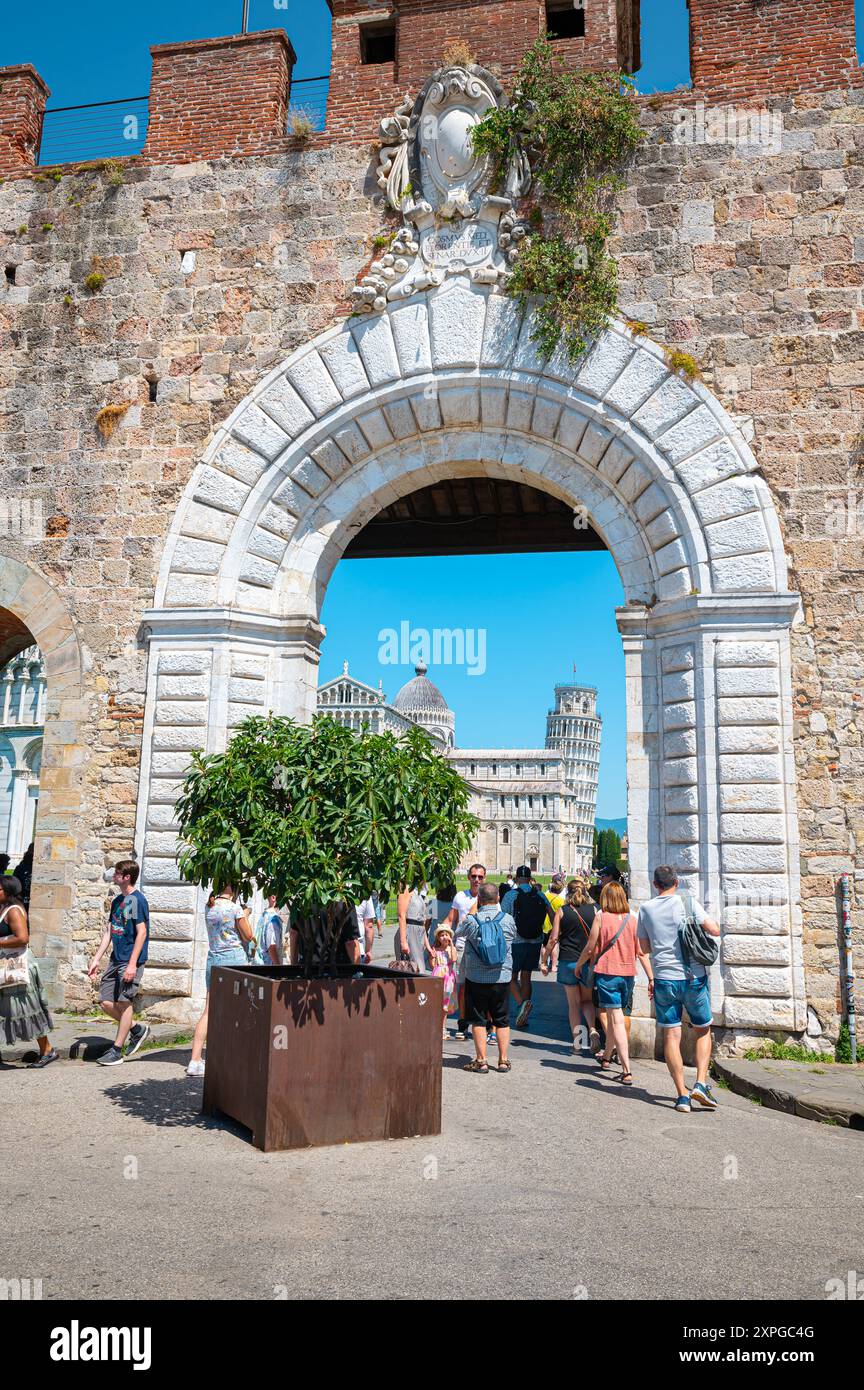 City gate ¨Porta Nuova¨, entrance to the historic city of Pisa, Tuscany ...