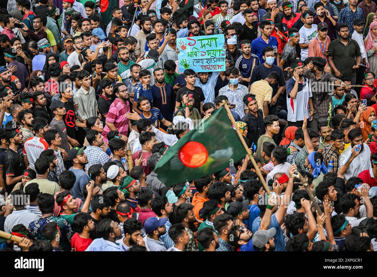 Anti-government protestors celebrate in Shahbag near Dhaka university ...