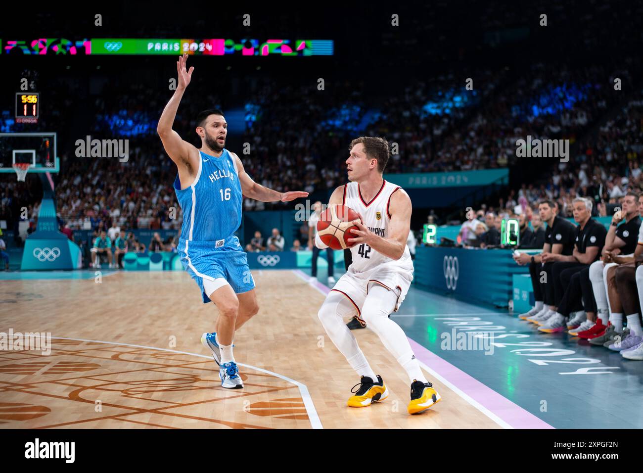 Andreas Obst (Deutschland, #42) am Ball, dahinter Kostas Papanikolaou (Griechenland, #16), FRA ...