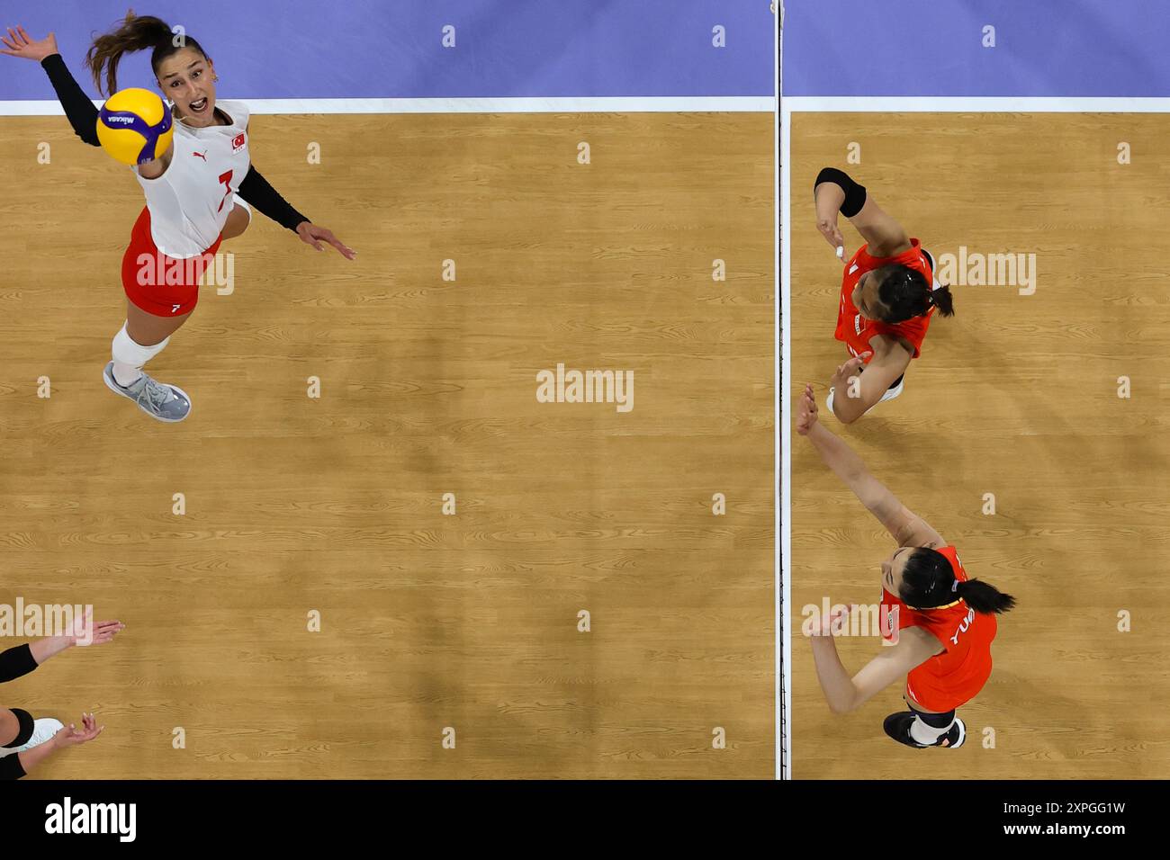 Paris, France. 6th Aug, 2024. Hande Baladin (L) of T¨¹rkiye spikes ...