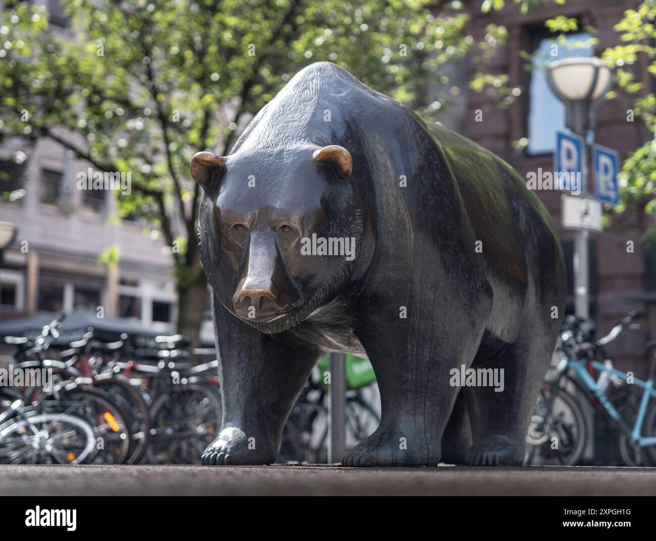 06 August 2024, Hesse, Frankfurt/Main: The bear, a symbol of falling ...