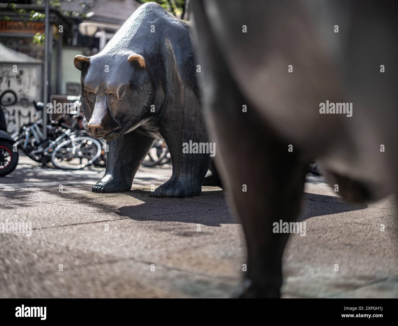 06 August 2024, Hesse, Frankfurt/Main: The bear, a symbol of falling ...