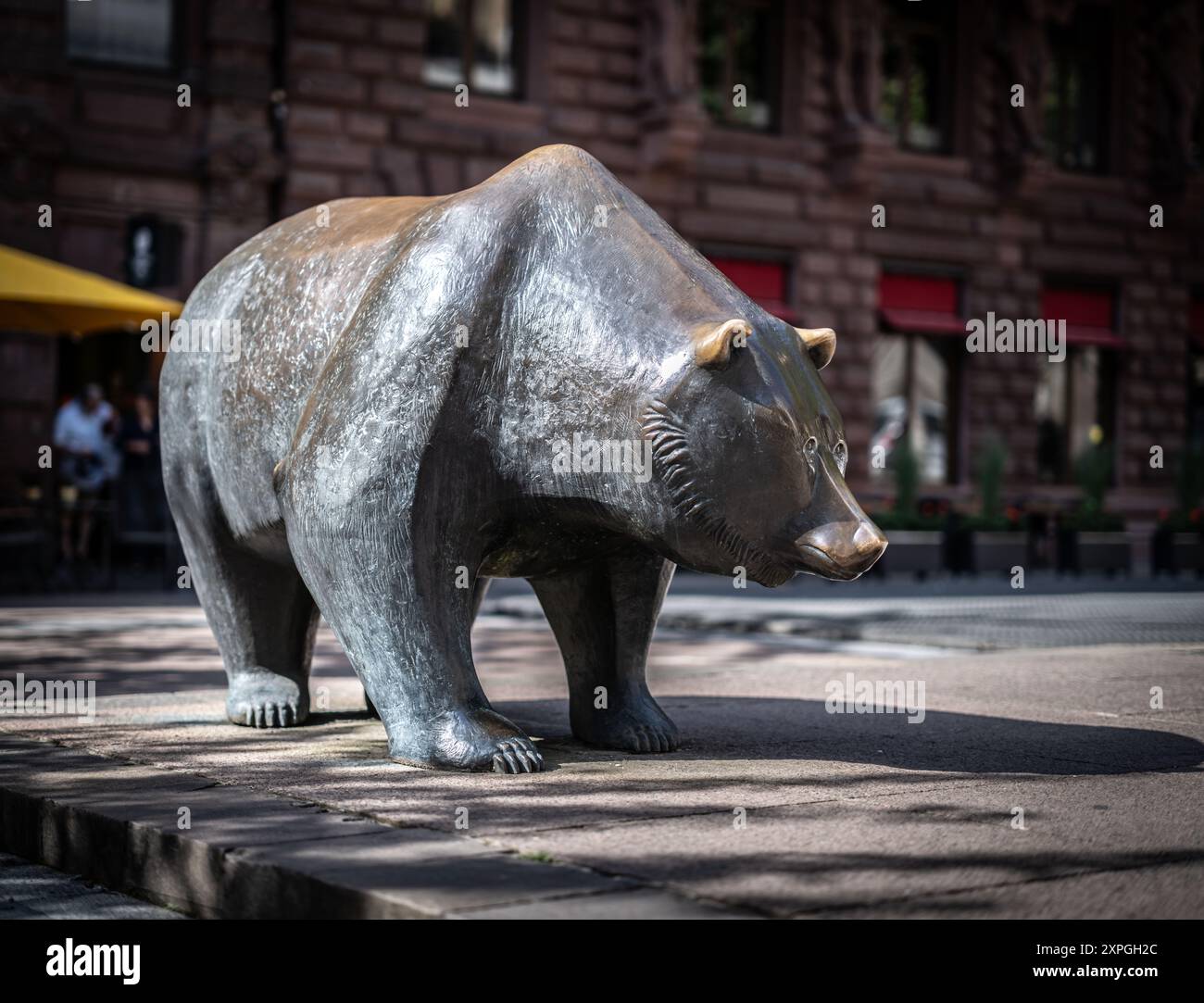 06 August 2024, Hesse, Frankfurt/Main: The bear, a symbol of falling ...