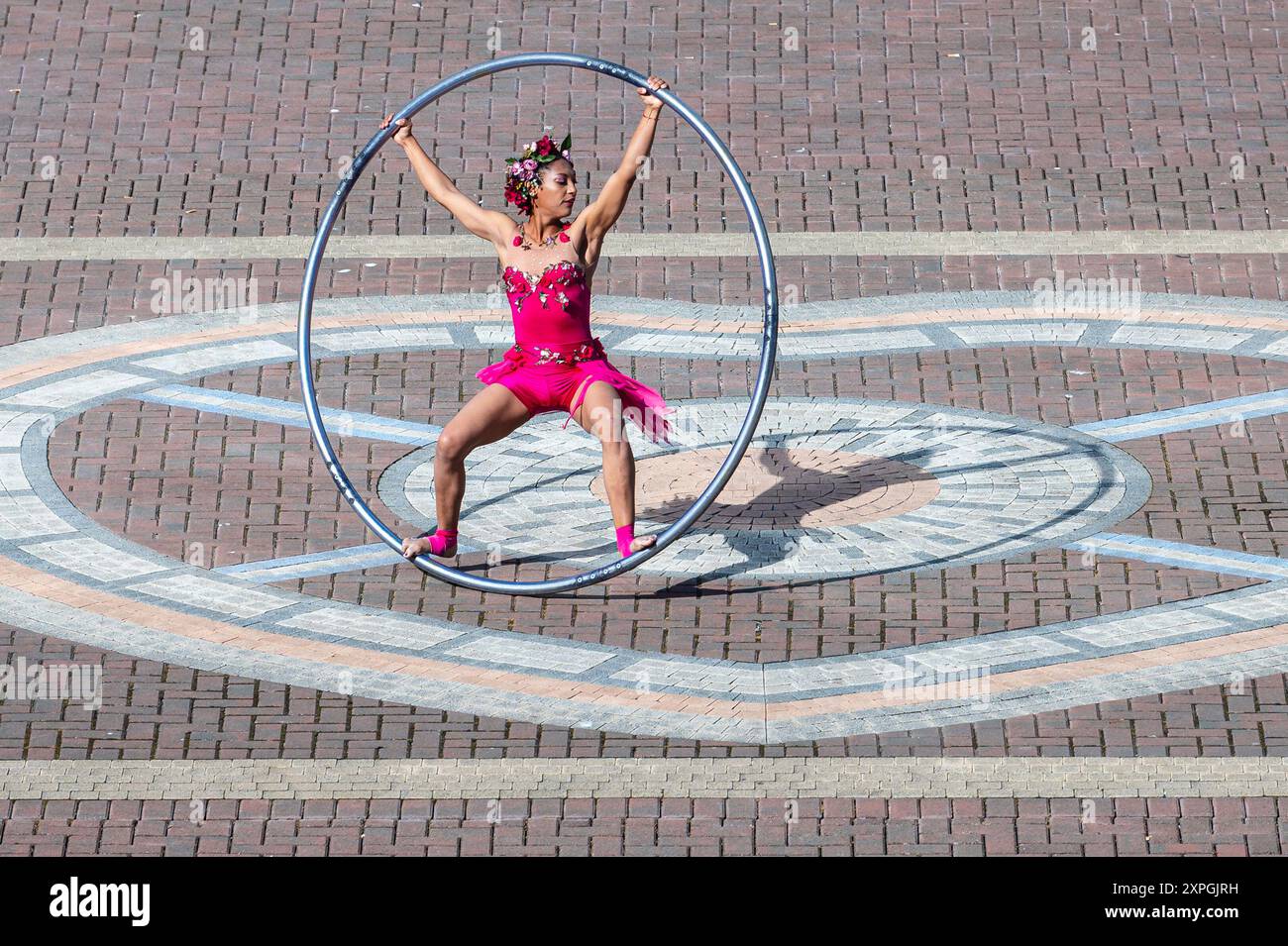 Edinburgh, Scotland, UK. 06th Aug, 2024. Cyr Wheel artist, Laura ...