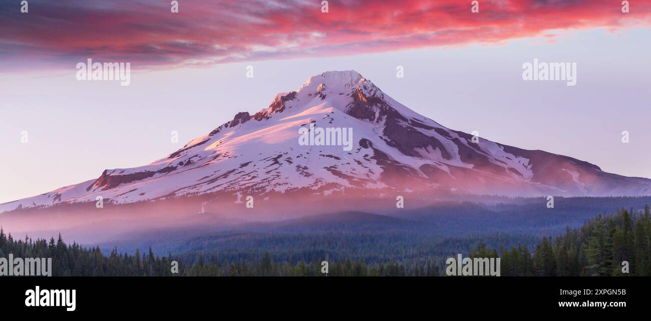 Mount. Hood reflection in Trillium lake, Oregon, USA. Beautiful natural ...