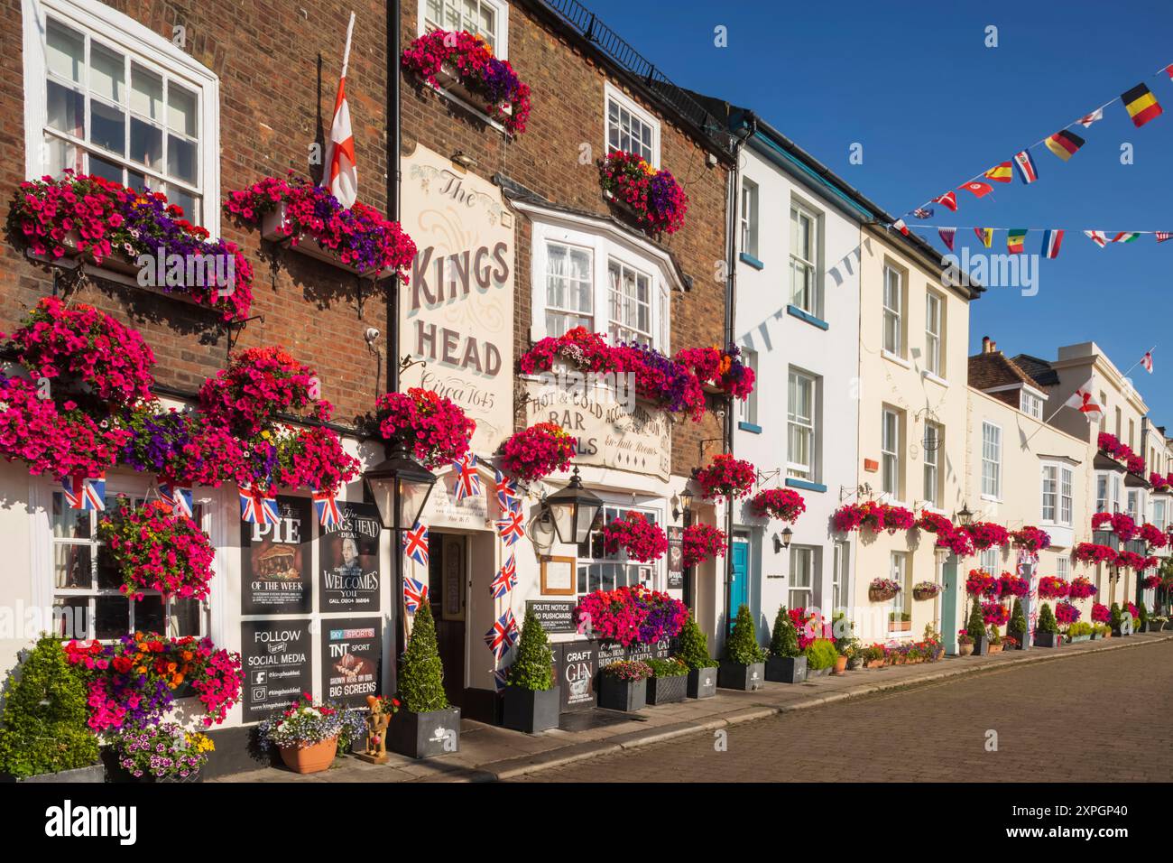 England, Kent, Deal, Beach Street, The Kings Head Pub with Colourful ...
