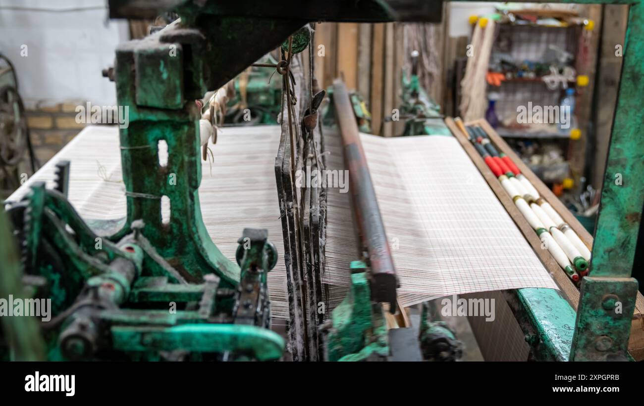 Rug weaving iran hi-res stock photography and images - Alamy