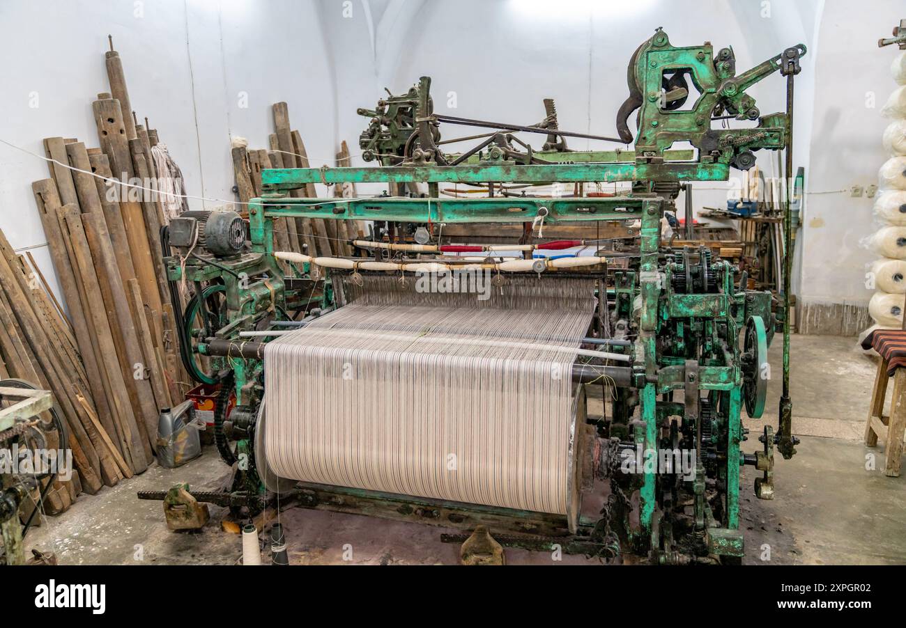 Rug weaving iran hi-res stock photography and images - Alamy