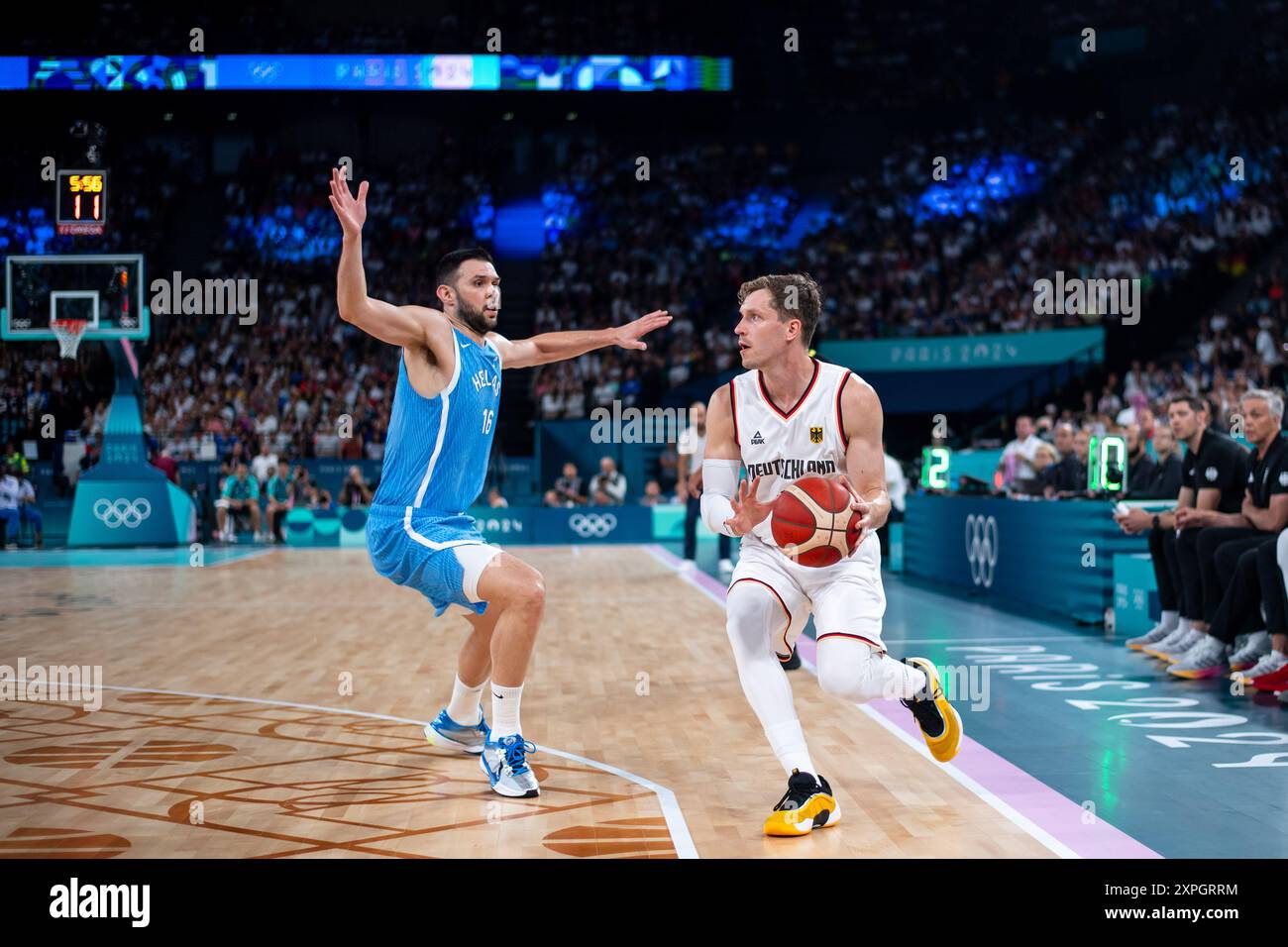 Andreas Obst (Deutschland, #42) im Zweikampf mit Kostas Papanikolaou ...