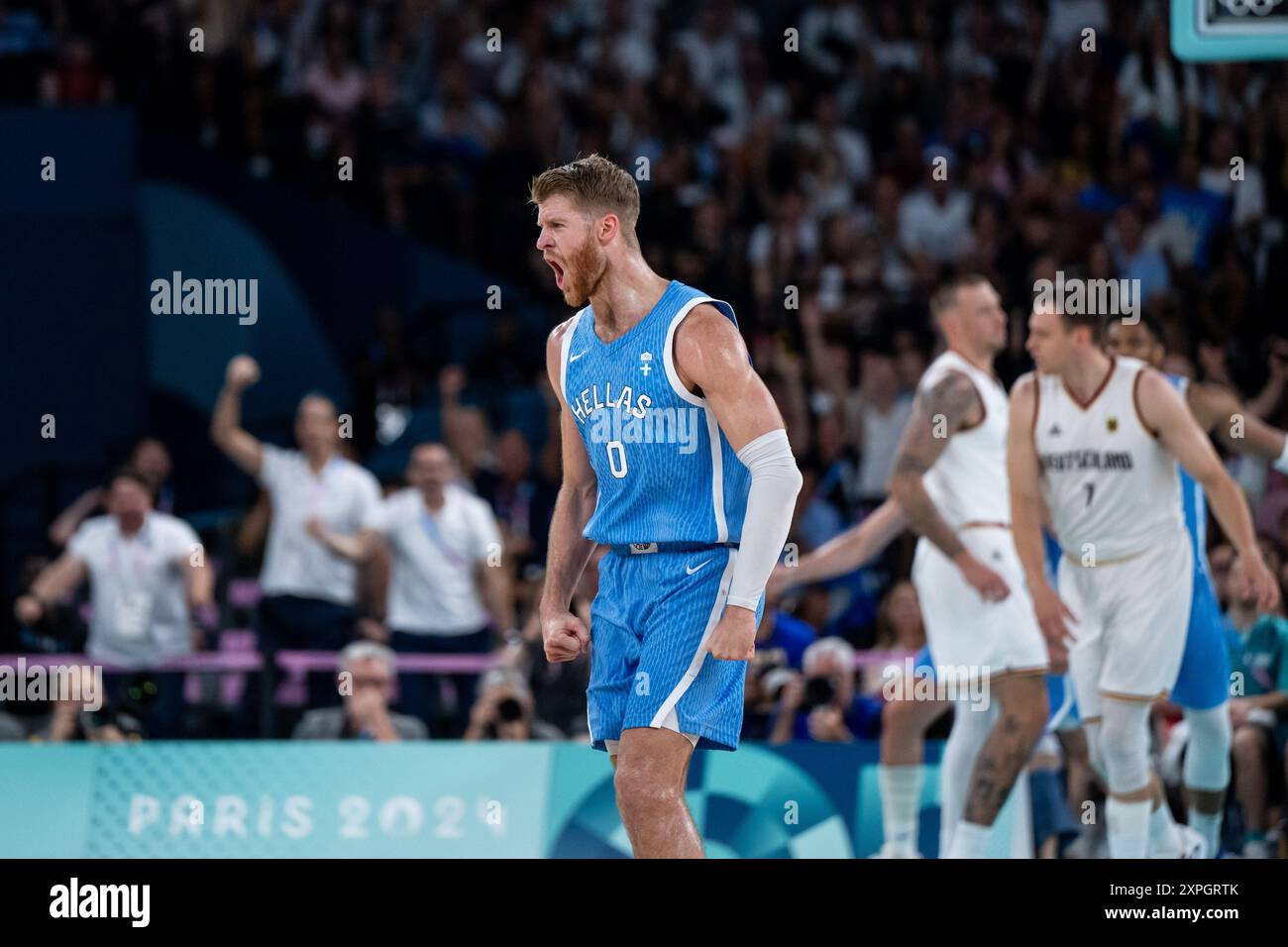 Thomas Walkup (Griechenland, #00) jubelt ueber einen Korb, FRA ...