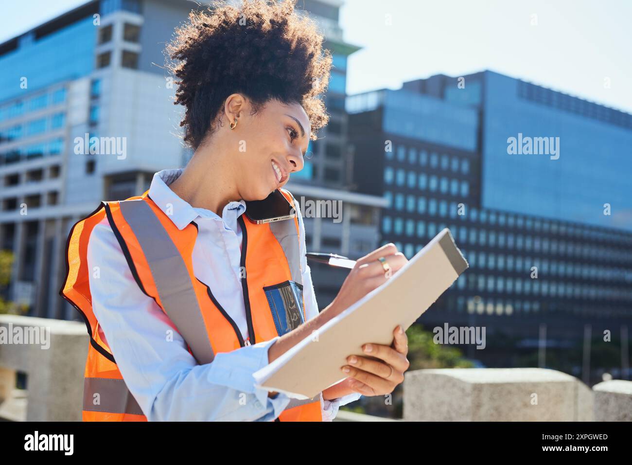 Female engineer taking notes hi-res stock photography and images - Alamy