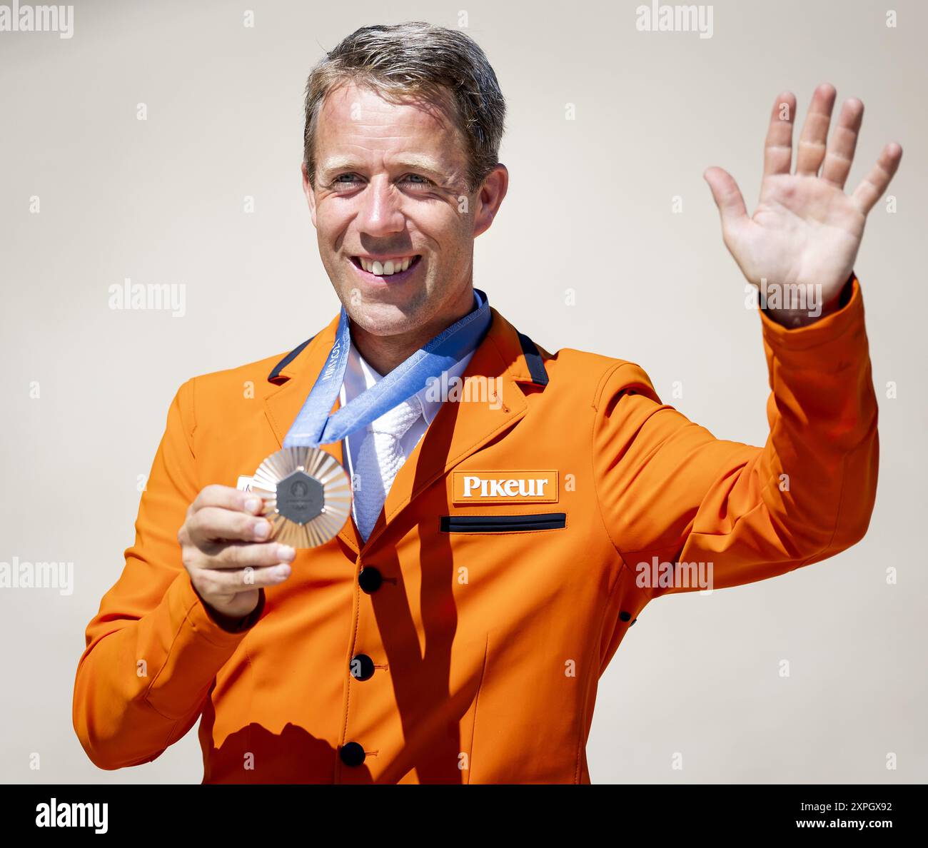 PARIS - Maikel van der Vleuten with his bronze medal after the final ...