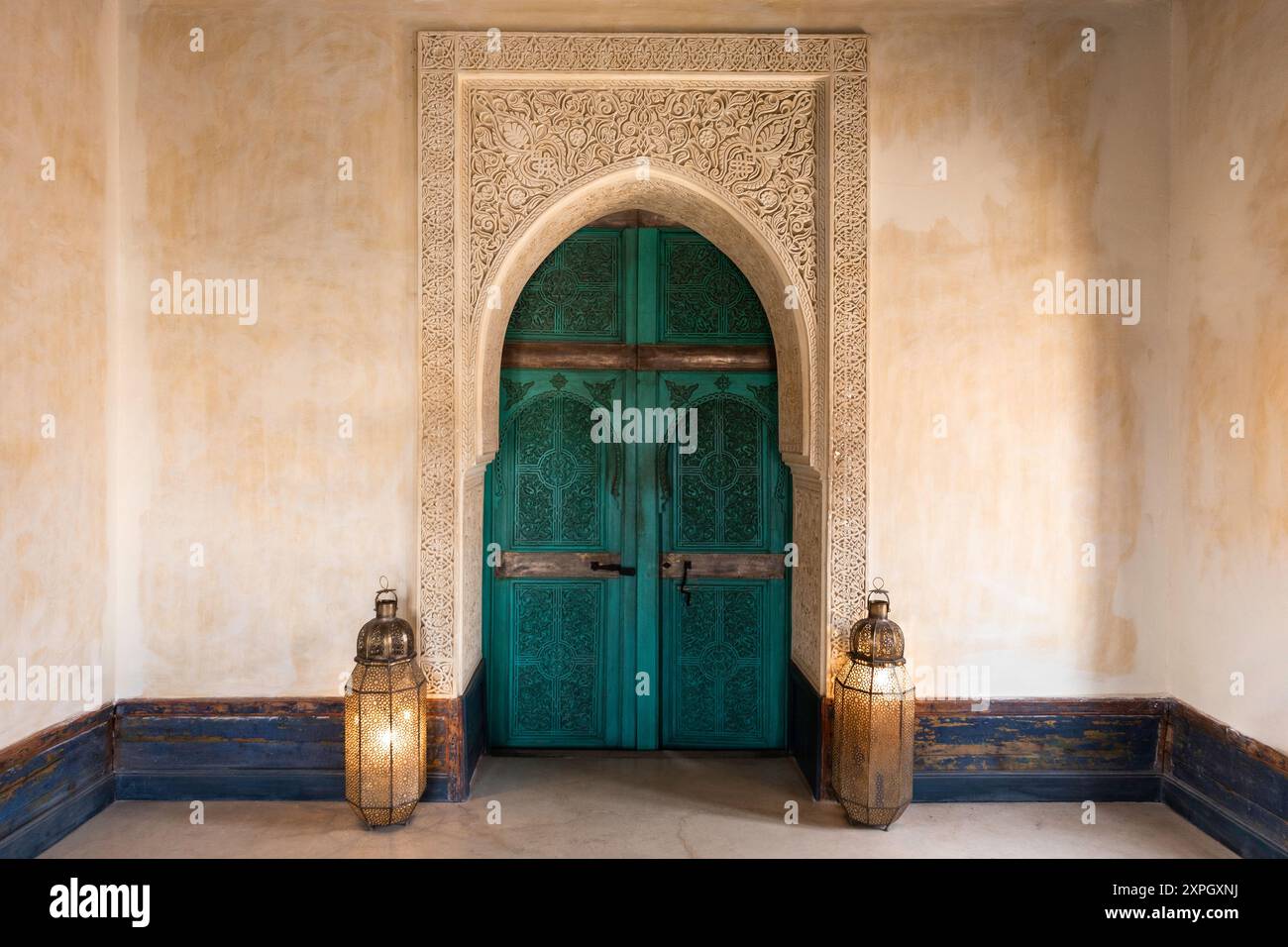 Ornate decorative moroccan door hi-res stock photography and images - Alamy