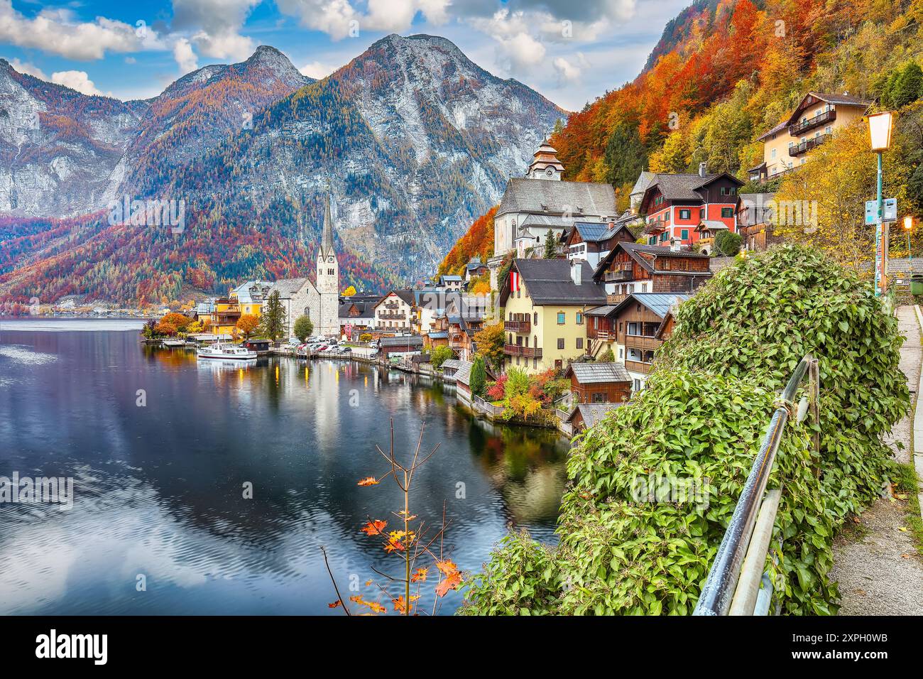 Amazing view of famous Hallstatt mountain village with Hallstatter lake ...
