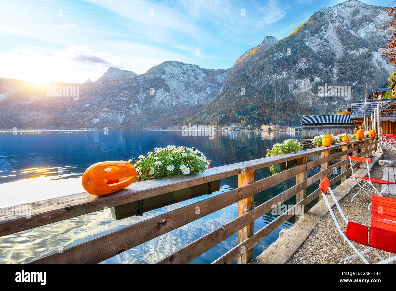 Amazing view of famous Hallstatter lake. Sunny autumn sunrise in small ...