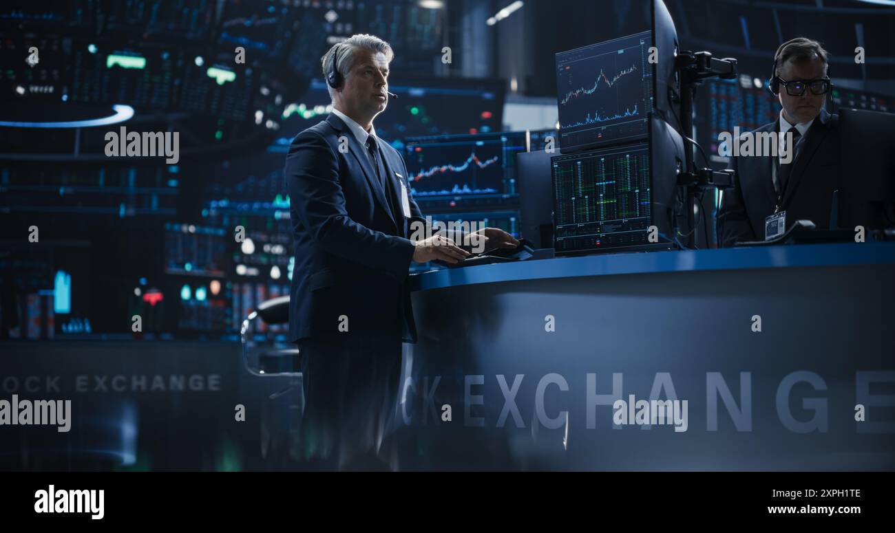 Call operator stock hi-res stock photography and images - Alamy