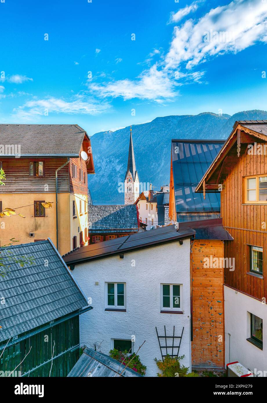 Amazing view of famous Hallstatt mountain village with Hallstatter lake ...