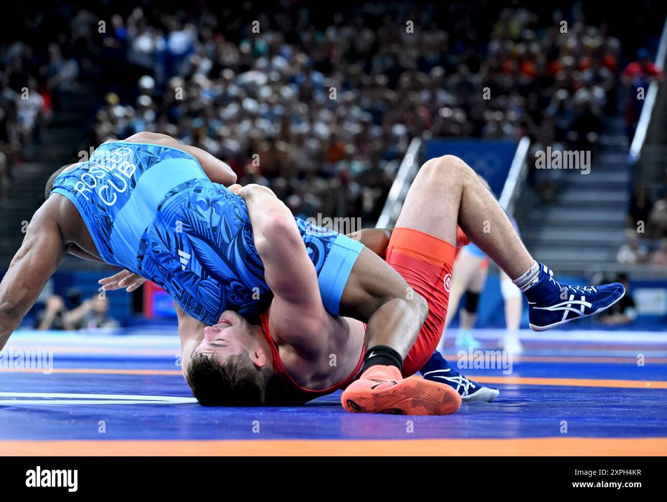 Paris, France. 06th Aug, 2024. Arvi Savolainen of Finland (in red) and ...