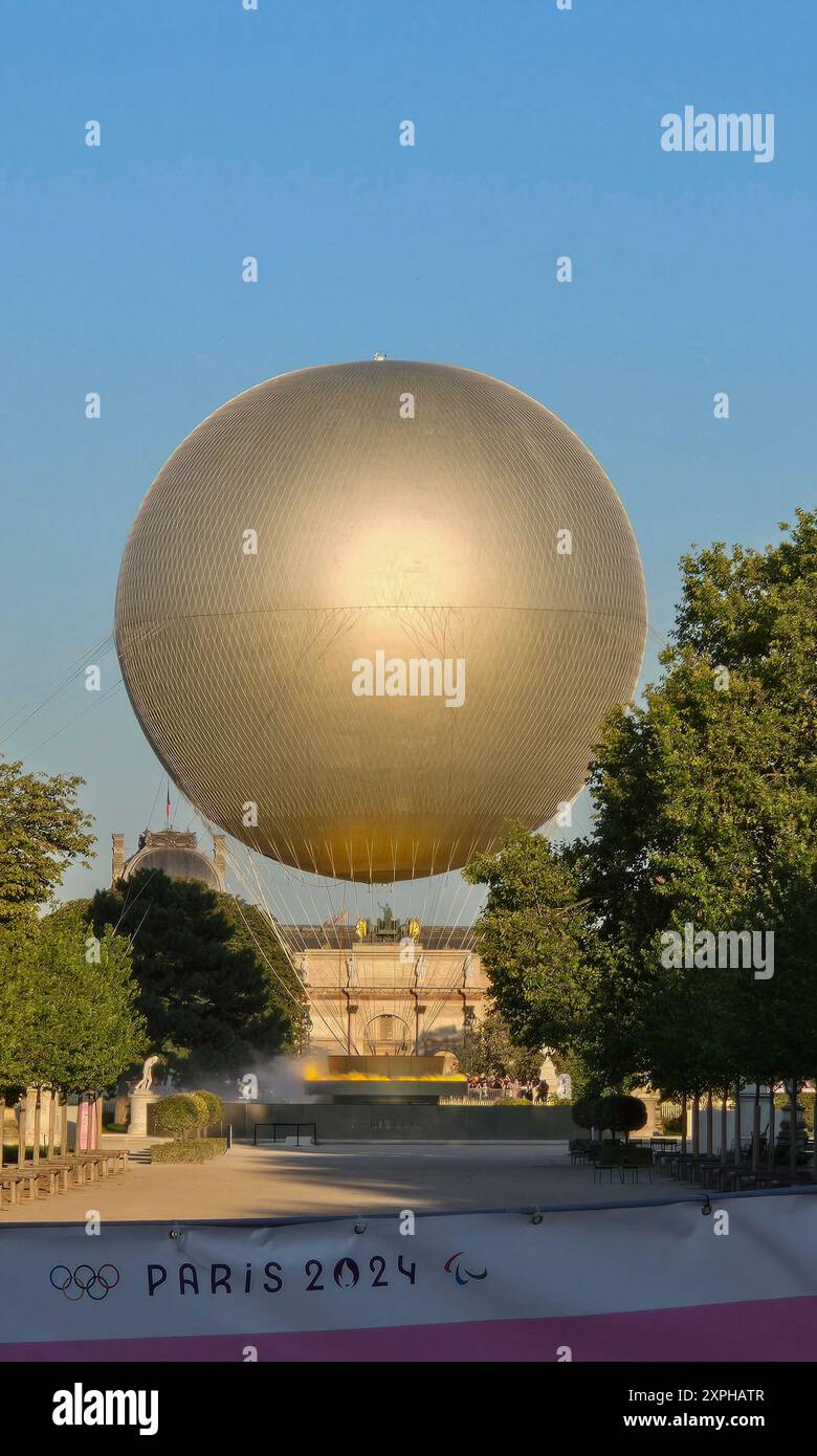 When the sun sets over Paris, many curious onlookers come to gather ...