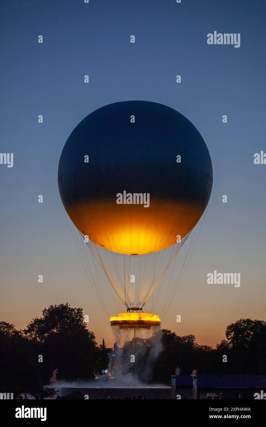 When the sun sets over Paris, many curious onlookers come to gather ...