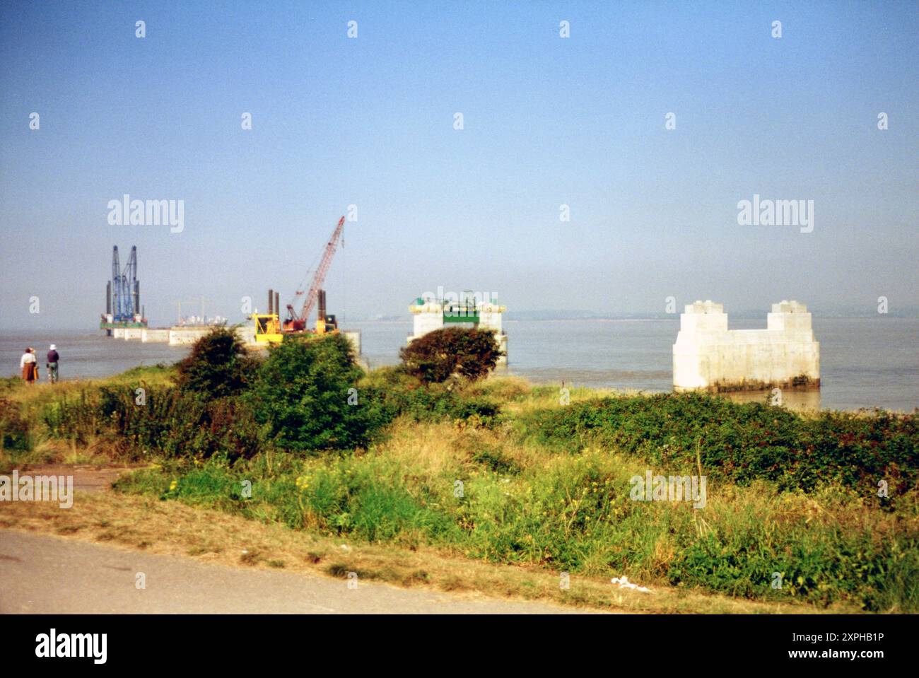 Lampson Twinlift crane used to lift the caissons into position Stock ...
