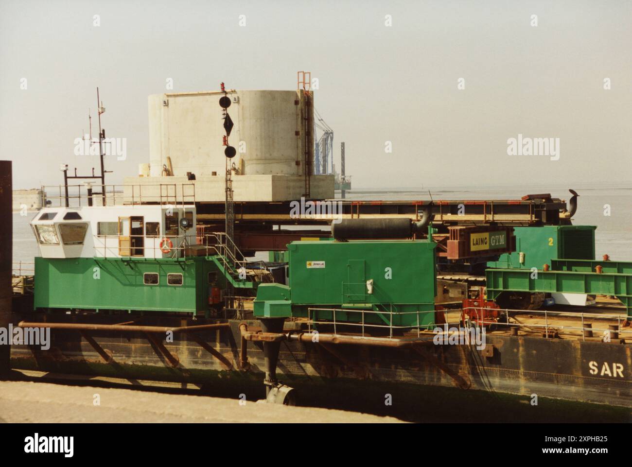 Concrete section on barge hi-res stock photography and images - Alamy