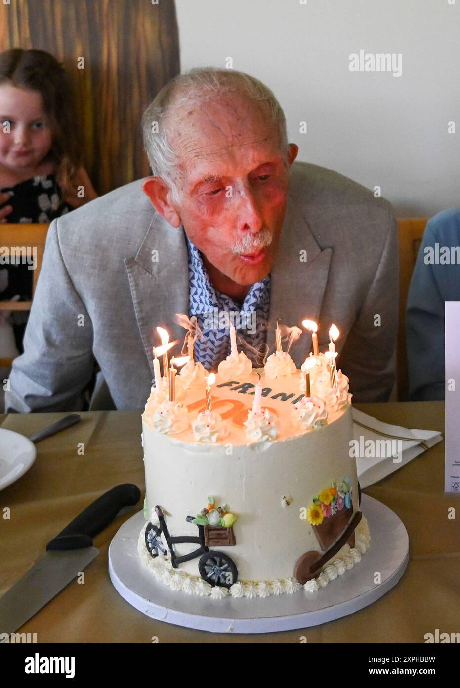 100th birthday card queen hi-res stock photography and images - Alamy