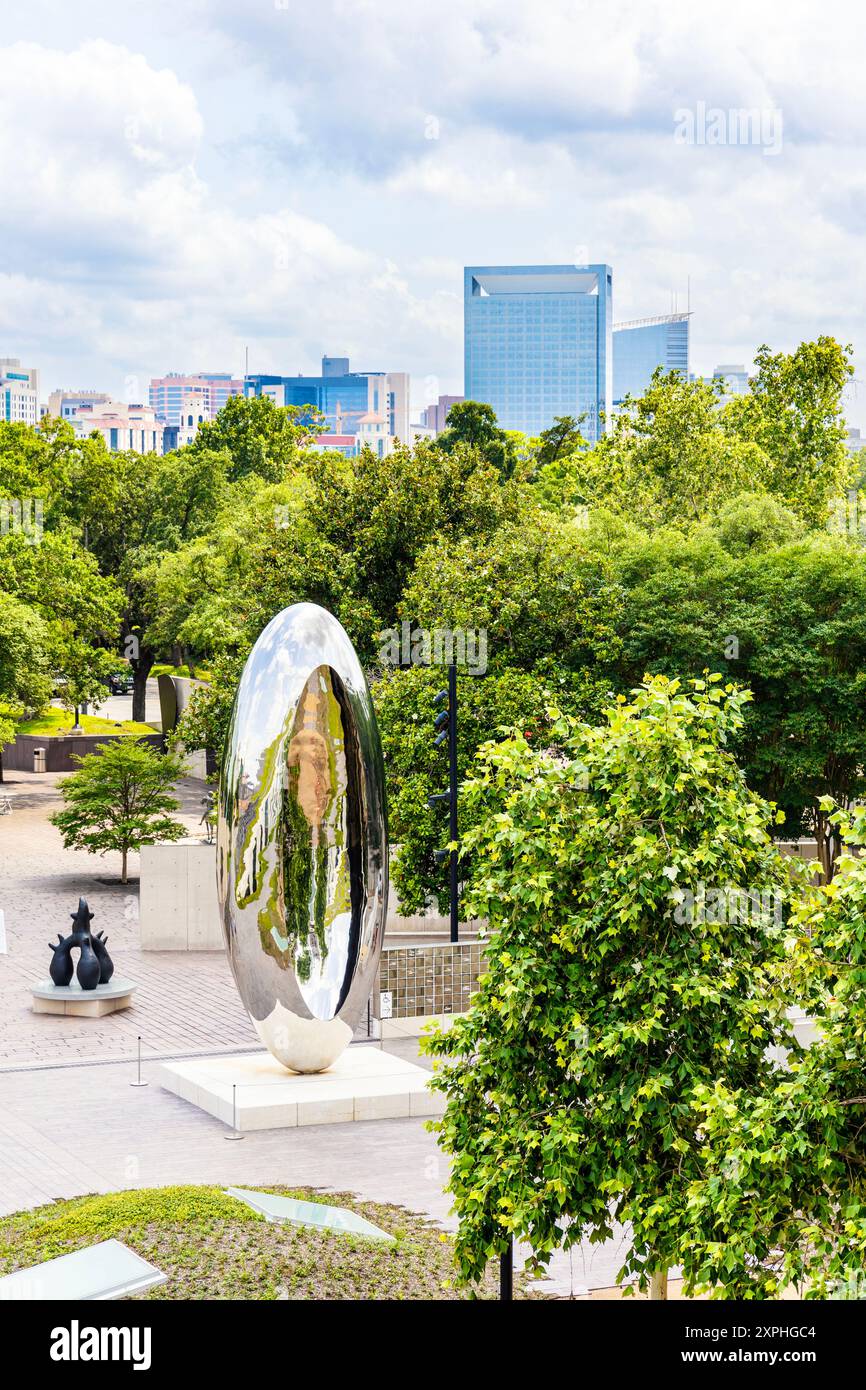 Cloud Column mirror sculpture by Anish Kapoor, Cullen Sculpture Garden ...
