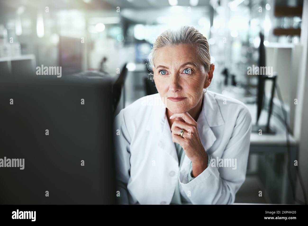 Laboratory thinking mature woman hi-res stock photography and images ...