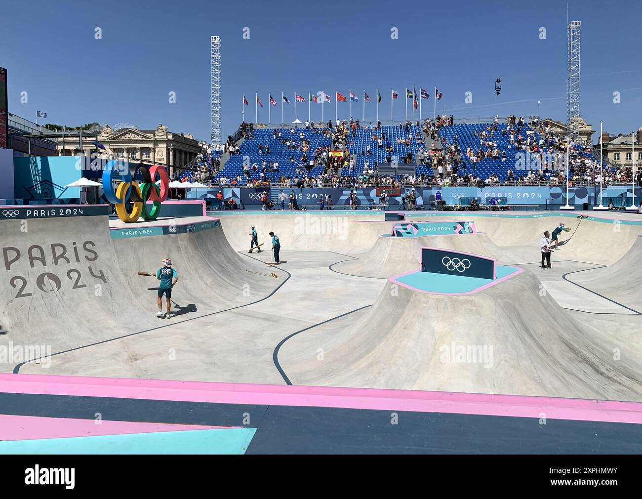 Paris, France. 06th Aug, 2024. Olympics helpers prepare the surface ...