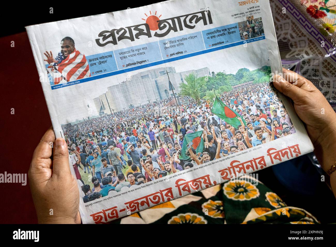 Dhaka, Dhaka, Bangladesh. 6th Aug, 2024. In Dhaka, Bangladesh, a woman reads the front page of a ...